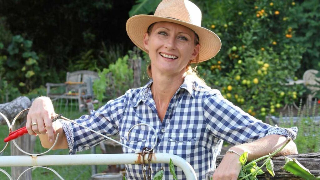 Cath Manuel’s “Wellbeing Garden” Podcast Intro Music – Honeybee Creative